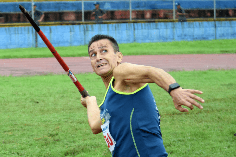 Lluvia no evitó que atletas máster brillaran en la pista – Graficos ...